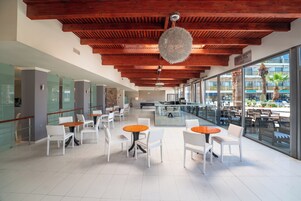 Pequenos-almoços, almoços, jantares servidos, com vista para a piscina