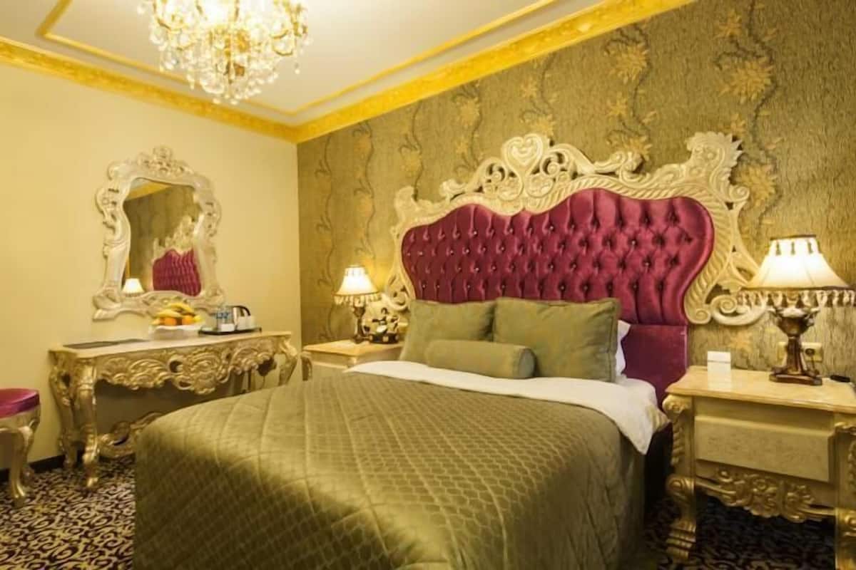 Cofre no quarto, com decoração personalizada