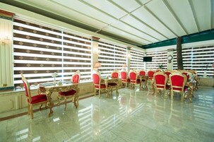 Café da manhã com buffet grátis todos os dias