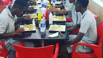 Pequenos-almoços servidos, cozinha local e internacional