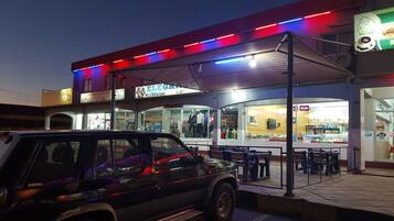 Fachada do alojamento (tarde/noite)