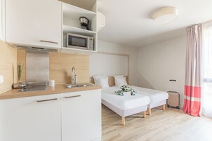 Estúdio Superior, 2 camas individuais | Cozinha privada | Um frigorífico, um micro-ondas, uma placa de cozinha
