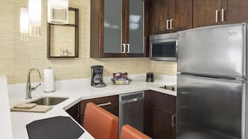 Geladeira grande, micro-ondas, cooktop, lava-louças
