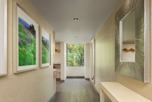 Suite Superior, 1 cama king-size | Cofre no quarto, cortinas/cortinados opacos, ferro/tábua de engomar