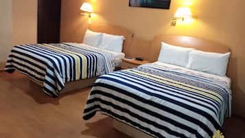 Quarto Standard, 2 camas de casal | Cofre no quarto, secretária, Wi-fi grátis