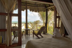 Amor Eterno Caribbean Bungalow | Cofre no quarto, com decoração personalizada 