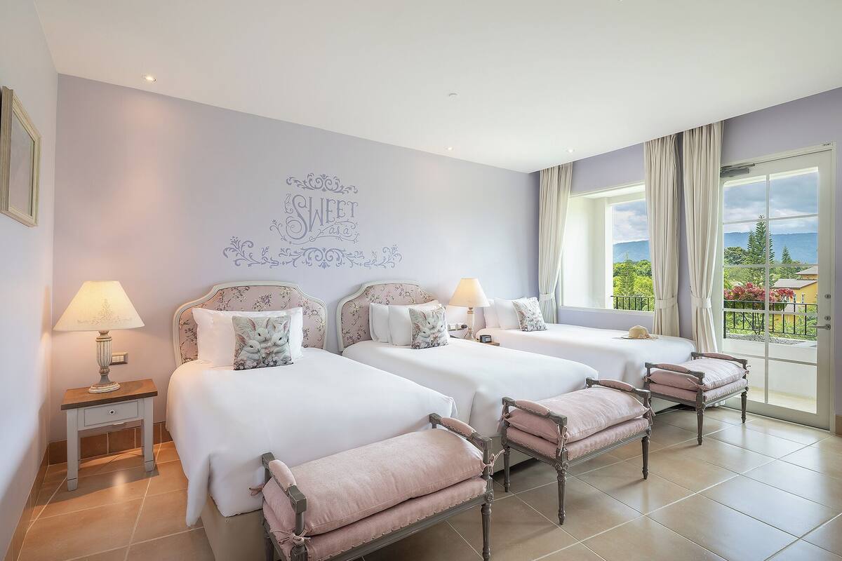 Quarto triplo luxo | Frigobar, cofres nos quartos, escrivaninha, quartos à prova de som