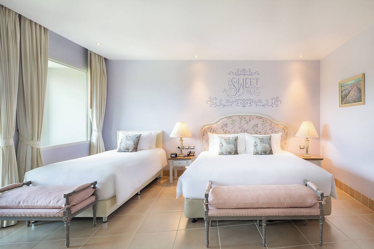 Deluxe Family Lake View | Frigobar, cofres nos quartos, escrivaninha, quartos à prova de som