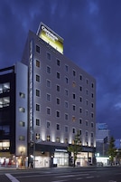 Um hotel de vários andares com uma placa chamativa do Hotel Centurion.