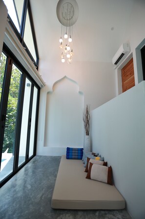 Private Pool Grand Villa | Sala de estar | Televisor de ecrã plano de 32 polegadas com canais por cabo, televisor 
