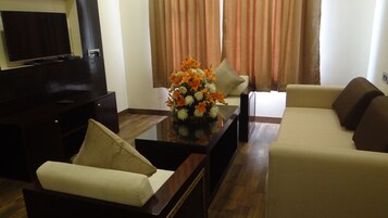 Quarto casal premier, 1 cama Queen, para não fumantes, vista para a cidade | Sala de estar | TV de tela plana