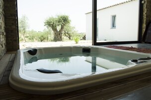 Banheira de hidromassagem interior