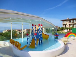 3 piscinas internas, piscina externa, espreguiçadeiras