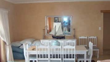 Casa Comfort, 3 quartos (Rocky Pools: Betty's Bay) | Refeições no quarto