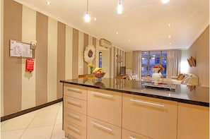 Geladeira grande, micro-ondas, fogão, cooktop