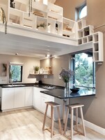 Cabana design | Cozinha privada | Geladeira grande, micro-ondas, cooktop, chaleira elétrica