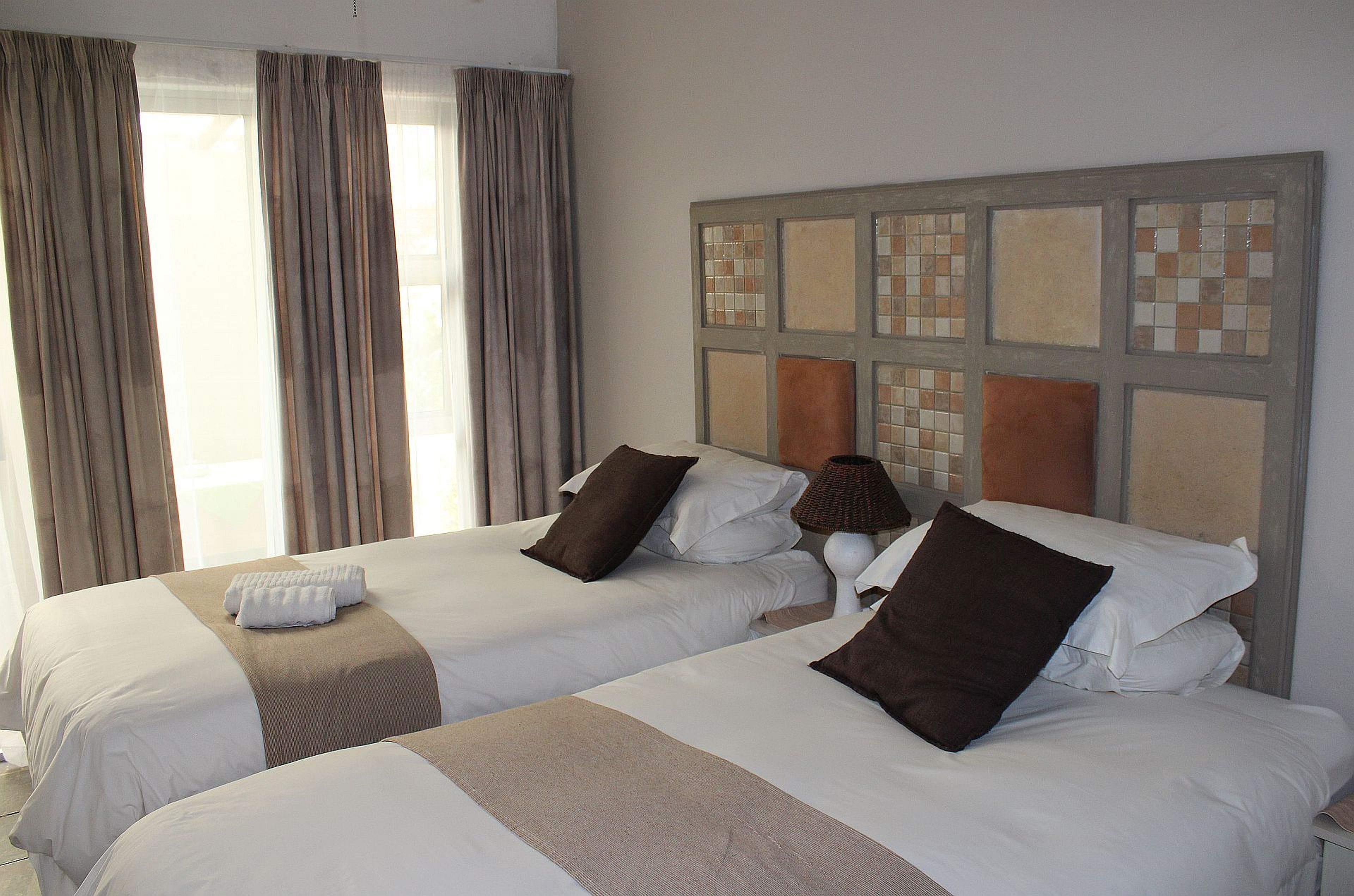 Quarto duplo | Escrivaninha, Wi-Fi de cortesia, roupa de cama