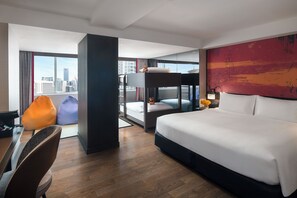 Quarto Familiar, várias camas | Cofre com capacidade para portátil, secretária 