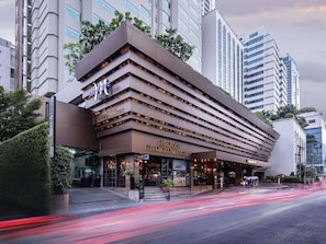 Um hotel moderno com entrada imponente e sinalização para 'El Gaucho Argentinean Steakhouse'.
