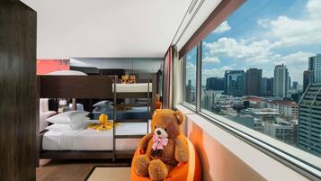 Quarto Familiar, várias camas | Cofre com capacidade para portátil, secretária