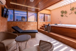 Suite Nobre | Minibar, cofre no quarto, com decoração personalizada