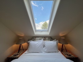 Quarto solteiro standard | Roupas de cama premium, edredons de pluma, individualmente decorados