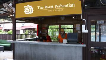 Um resort de praia chamado "The Barat Perhentian" com um balcão, um relógio e uma placa com a inscrição "STAFF ONLY".