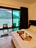 Seafront Family Room | Cofres nos quartos, escrivaninha, ferros/tábuas de passar roupa