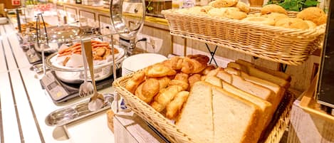 Pequeno-almoço tipo buffet diário mediante uma taxa