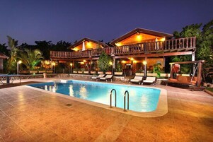 Piscina externa, guarda-sóis, espreguiçadeiras