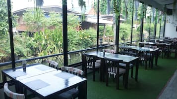 Pequenos-almoços, almoços, jantares servidos, cozinha internacional