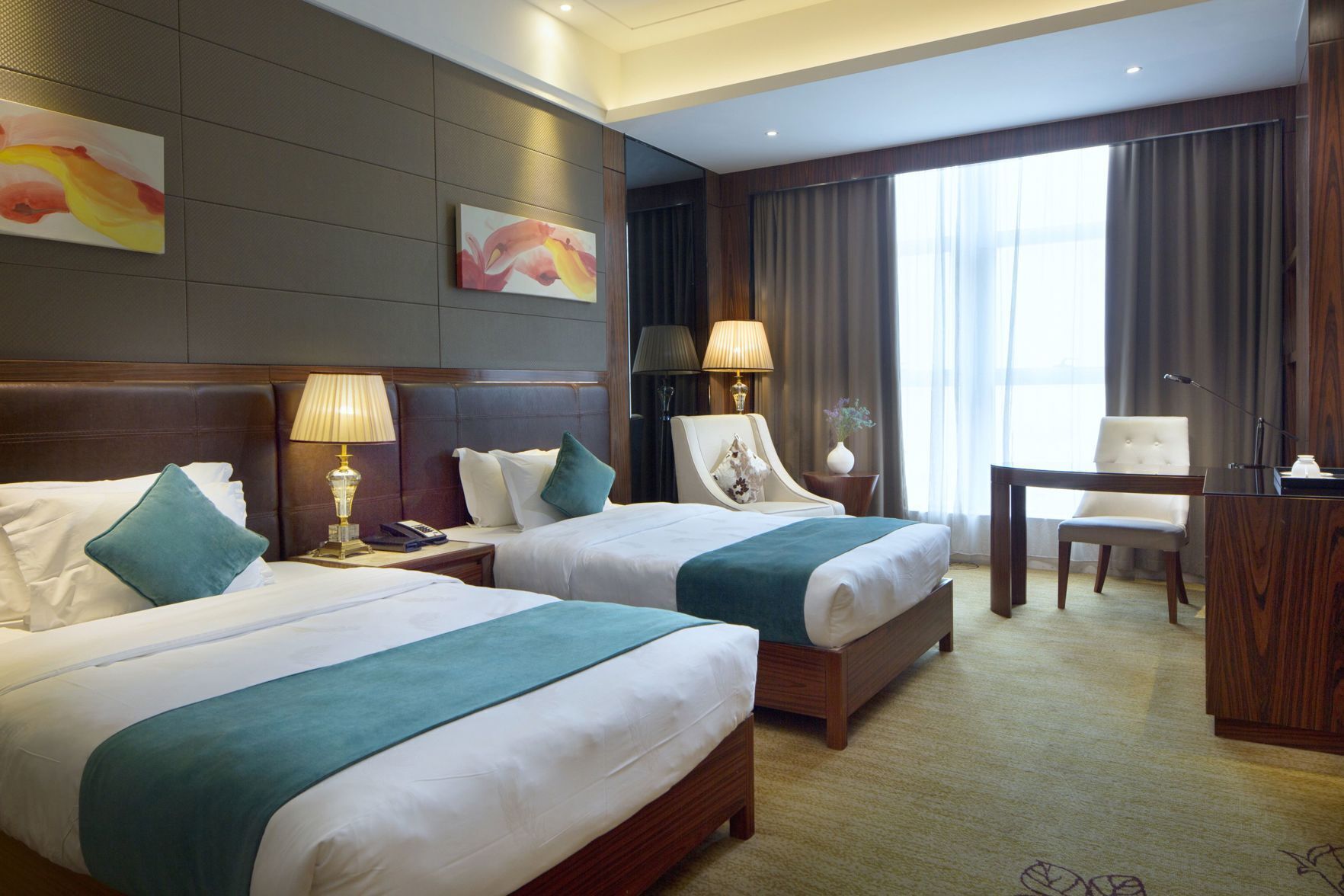 Frigobar, cofres nos quartos, escrivaninha, cortinas blackout