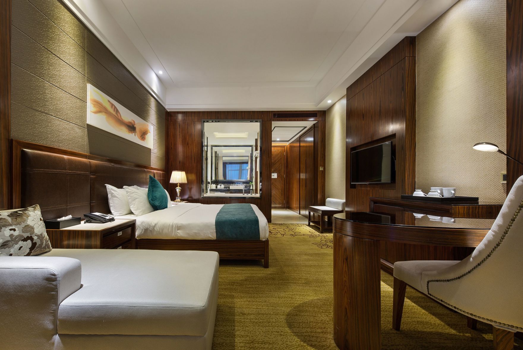 Frigobar, cofres nos quartos, escrivaninha, cortinas blackout