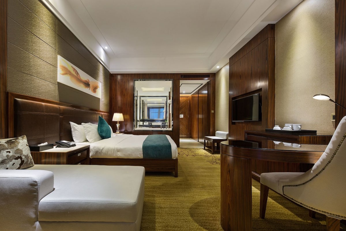 Frigobar, cofres nos quartos, escrivaninha, cortinas blackout