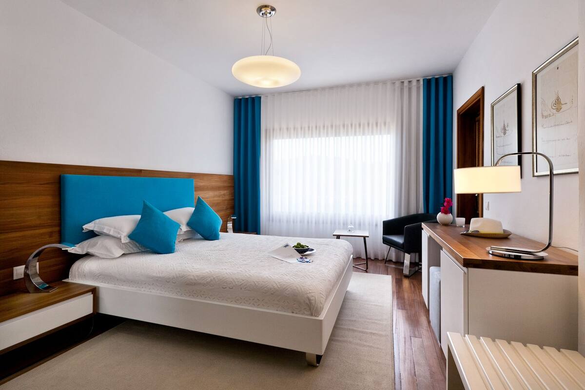Minibar, cofre no quarto, secretária, Wi-fi grátis 
