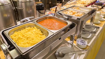 Café da manhã com buffet grátis todos os dias