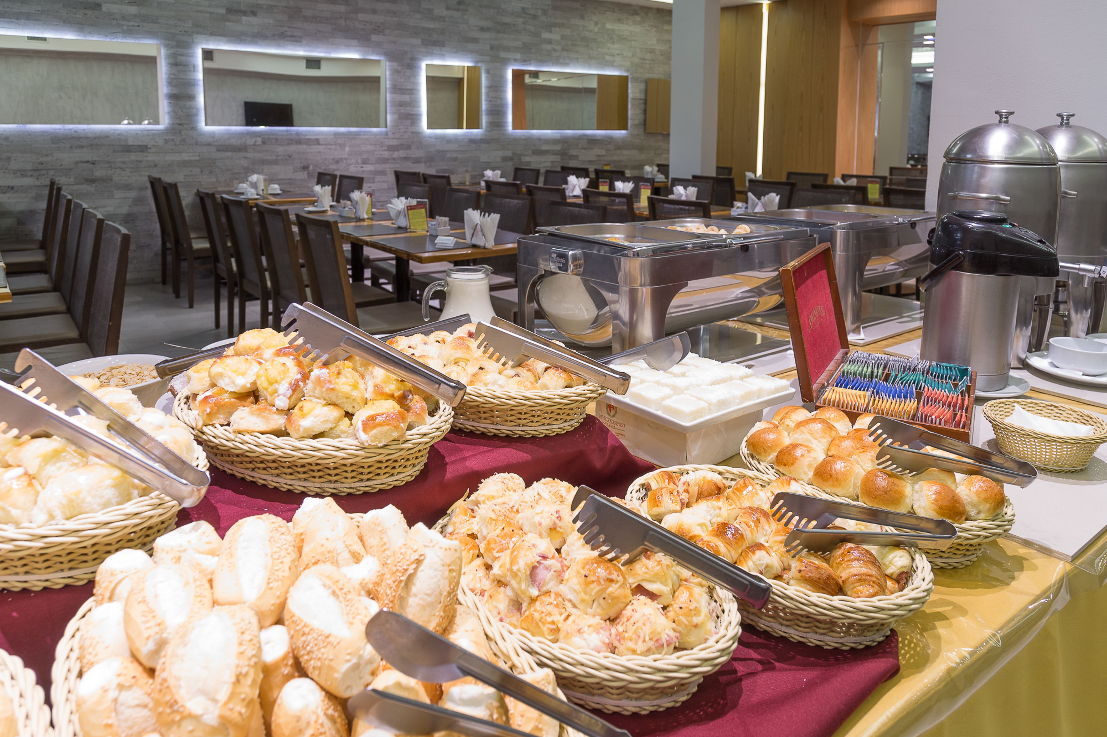 Disposição de buffet com diversos alimentos e utensílios.