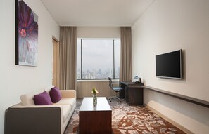 Minibar, cofre no quarto, secretária 