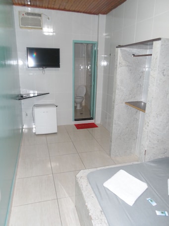 Quarto Duplo Standard | Minibar, ferro/tƔbua de engomar, Wi-fi grƔtis . Hotel Avenida