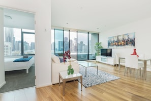 Apartamento, 2 quartos, sacada, vista para o rio | Área de estar | TV de tela plana 45 polegadas com canais digitais, TV