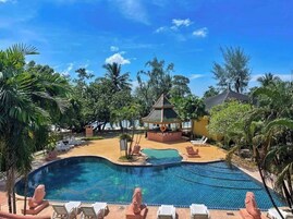 Villa Twin Room with Pool View | Cofres nos quartos, escrivaninha, berços grátis