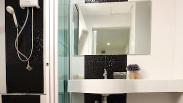 Chuveiro, ducha de hidromassagem, produtos de toalete grátis