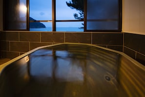 Quarto luxo, para não fumantes (JP-Western room w/ semi open air bath) | Banheiro | Banheira e chuveiro separados, produtos de toalete grátis
