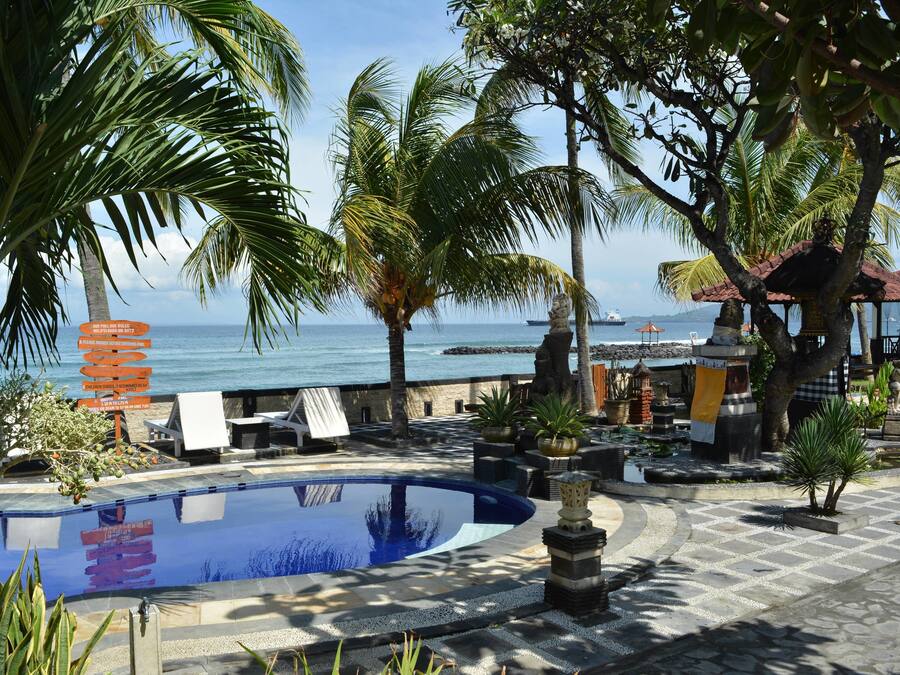 Piscina externa, funciona das 7h30 às 19h, espreguiçadeiras