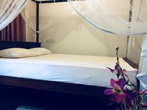 Cofre no quarto, secretária, camas desdobráveis/extra grátis