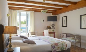 Quarto Twin | Com decoração personalizada, com mobília individualizada, secretária 