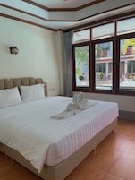 Standard Double Room Pool View | Frigobar, cofres nos quartos, escrivaninha