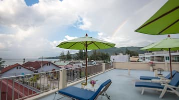 Terraço com espreguiçadeiras