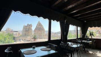 Pequeno-almoço tipo buffet diário (10 EUR por pessoa)