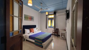 Quarto casal premium, 1 cama de casal | Roupas de cama premium, cofres nos quartos, escrivaninha